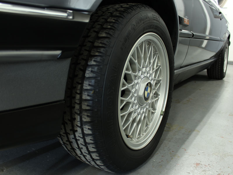 Bmw E30 325i With Black Spoke Wheels